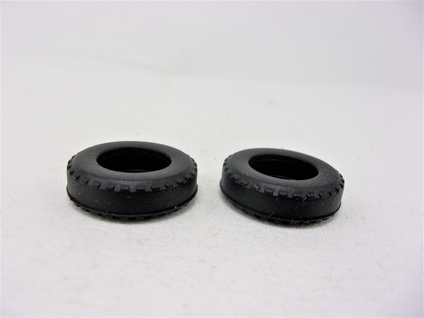 Greenhills Scalextric Repro Griptrack rear tyre pair Vintage F1 cars ...